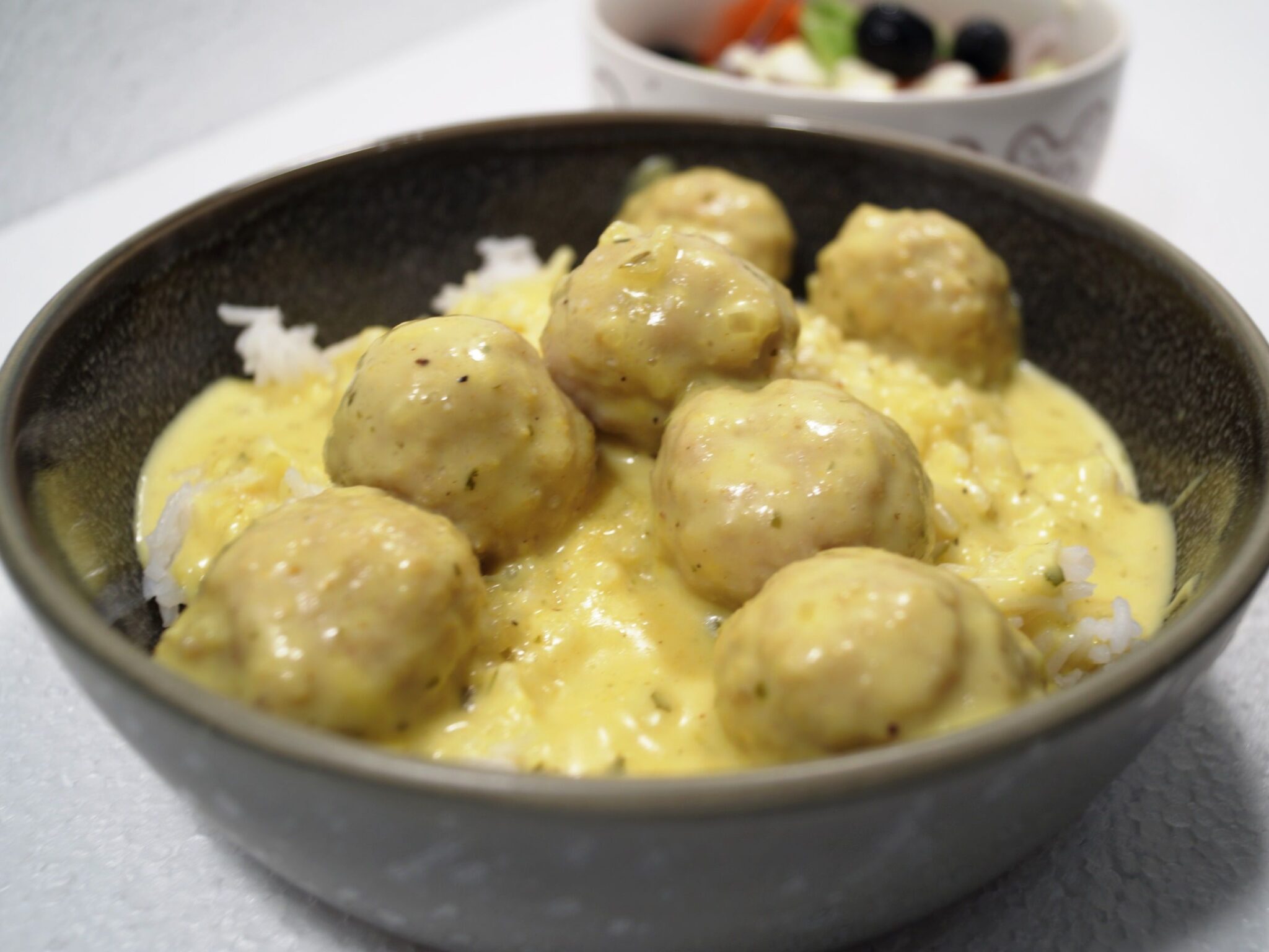 Boller i rød karry med ris - Kødboller i rød karrysauce- Min Madopskrift