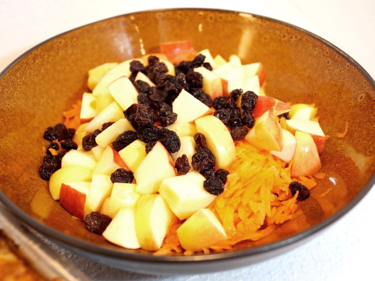 Gulerodssalat med æbler og rosiner - Klassisk salat med honning - Min ...