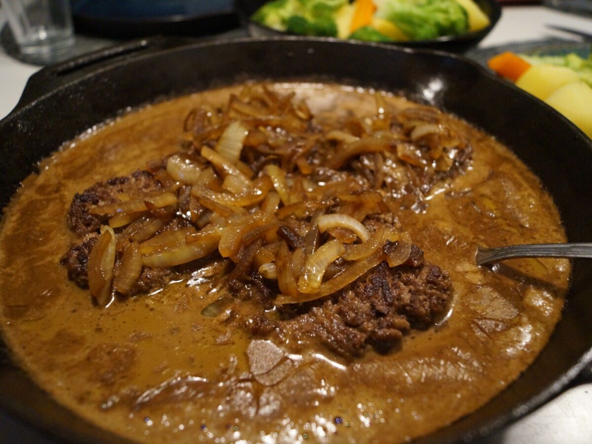 Hakkebøf med brun sauce og løg - Ny idérig opskrift - Min Madopskrift