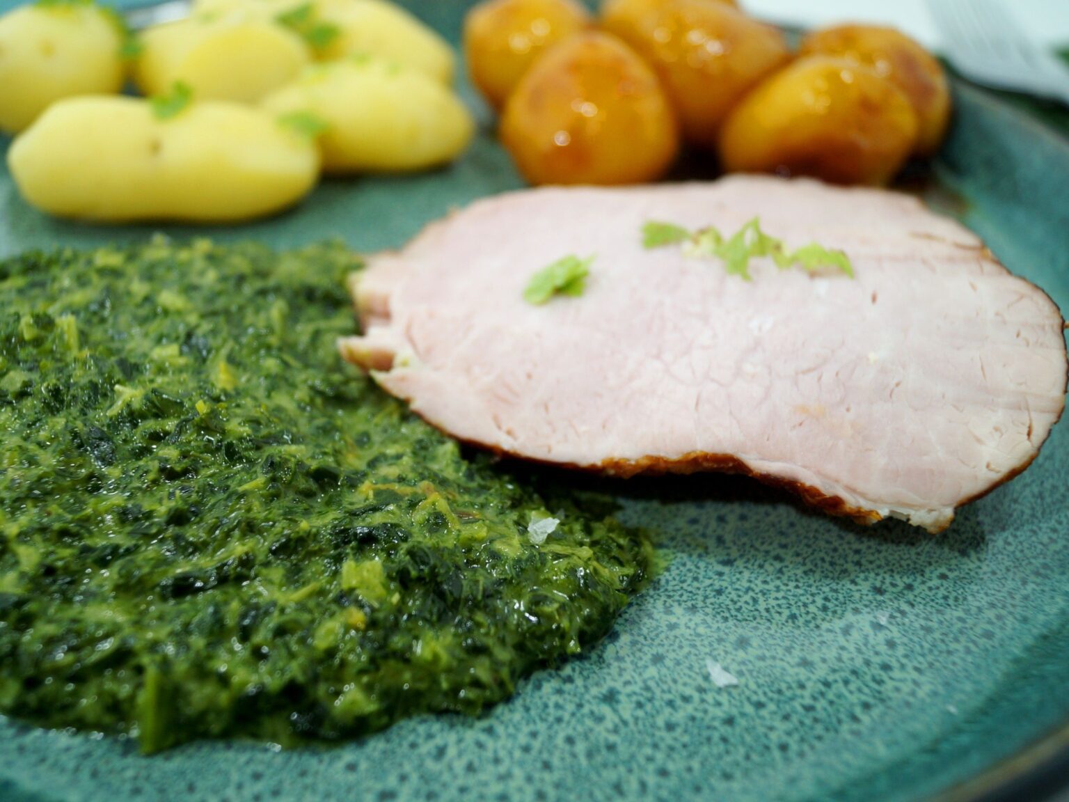 Hamburgerryg med grønlangkål og brunede kartofler - Min Madopskrift