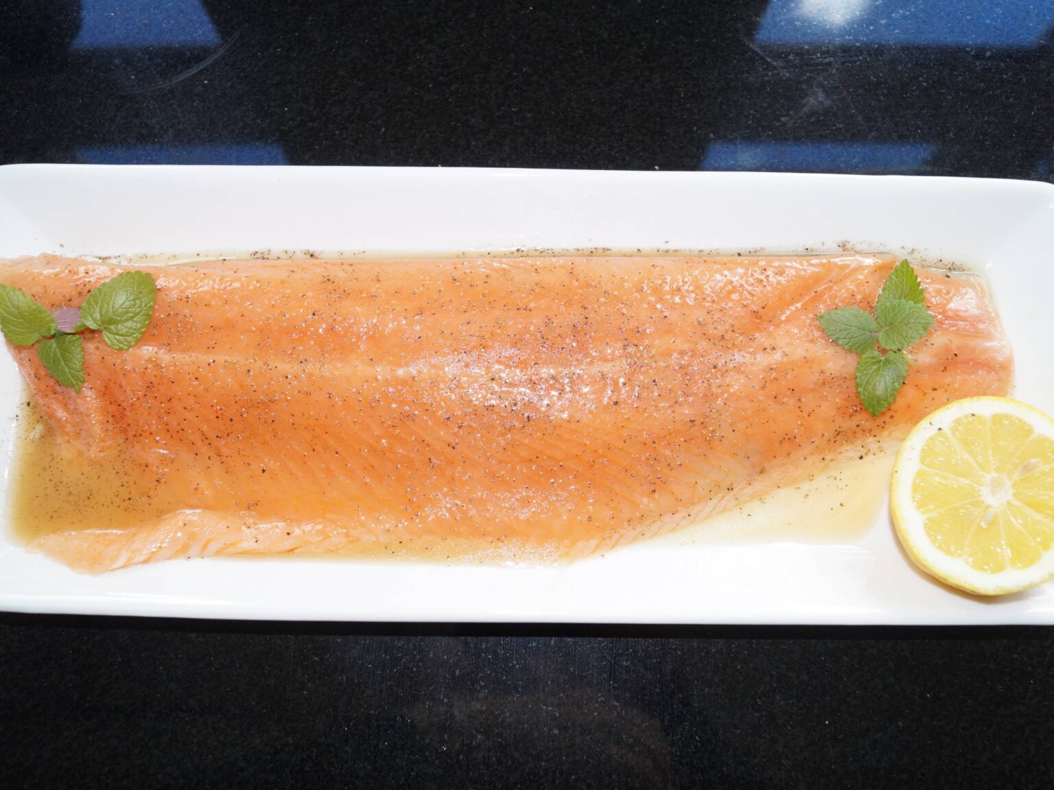 Laks med sesamfrø og blåskimmelost - Citronsauce - Min Madopskrift