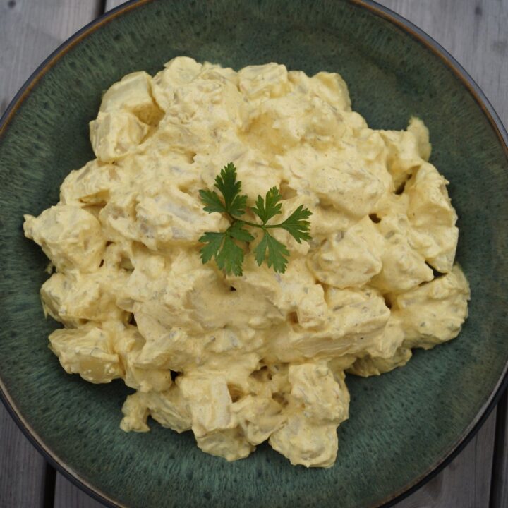 Kartoffelsalat med karry og drueagurker - Cremet - Min Madopskrift