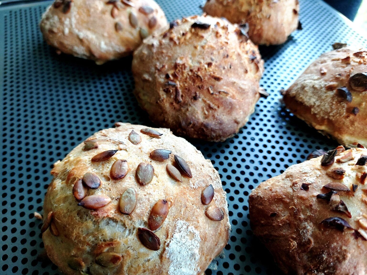 Koldhævede boller med æble - Boller med smag og lækker krumme- Min ...