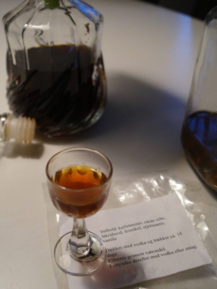 Kryddersnaps - lavet med klar snaps eller vodka Min Madopskrift