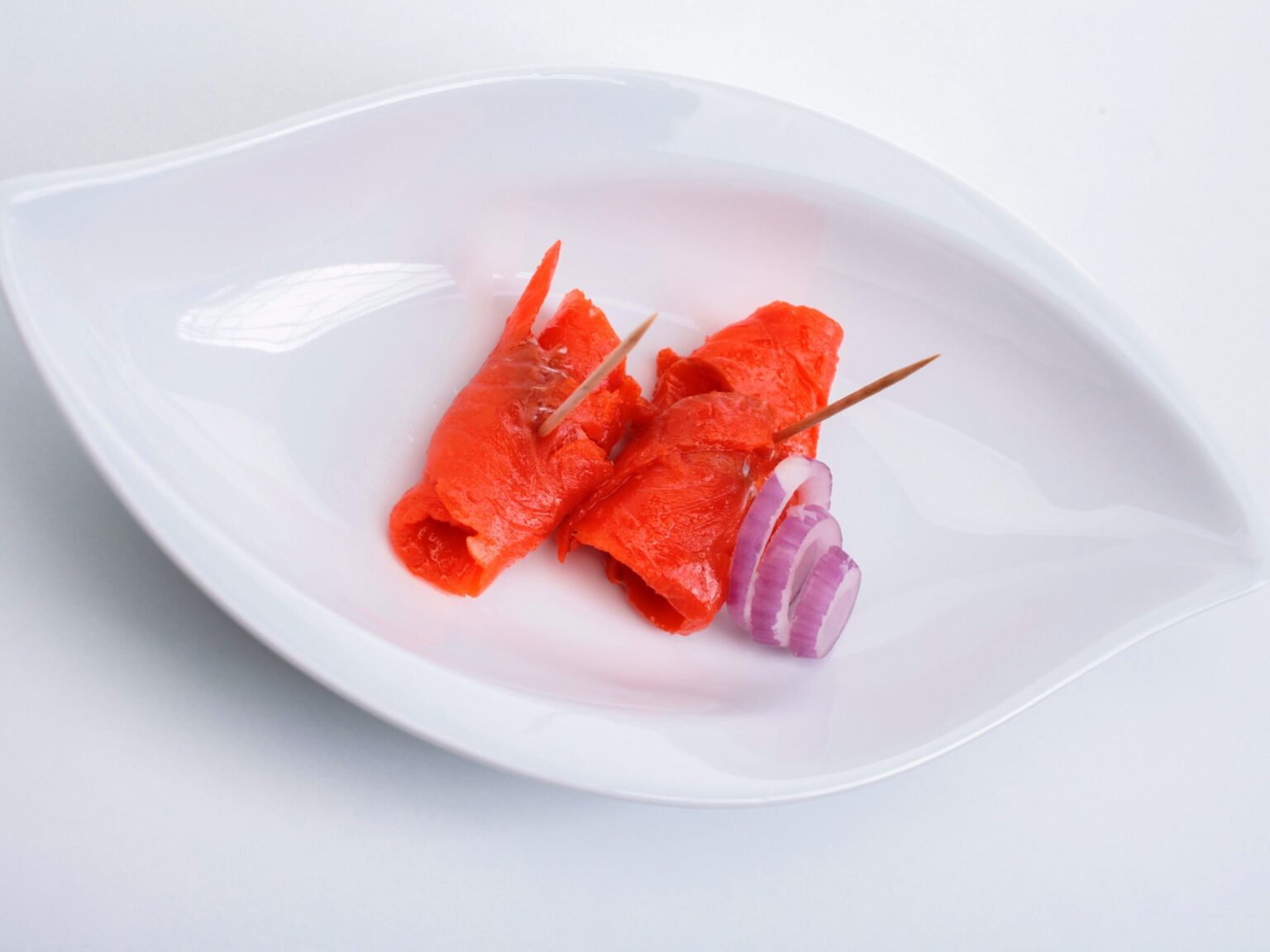 Røget laks med rødløg