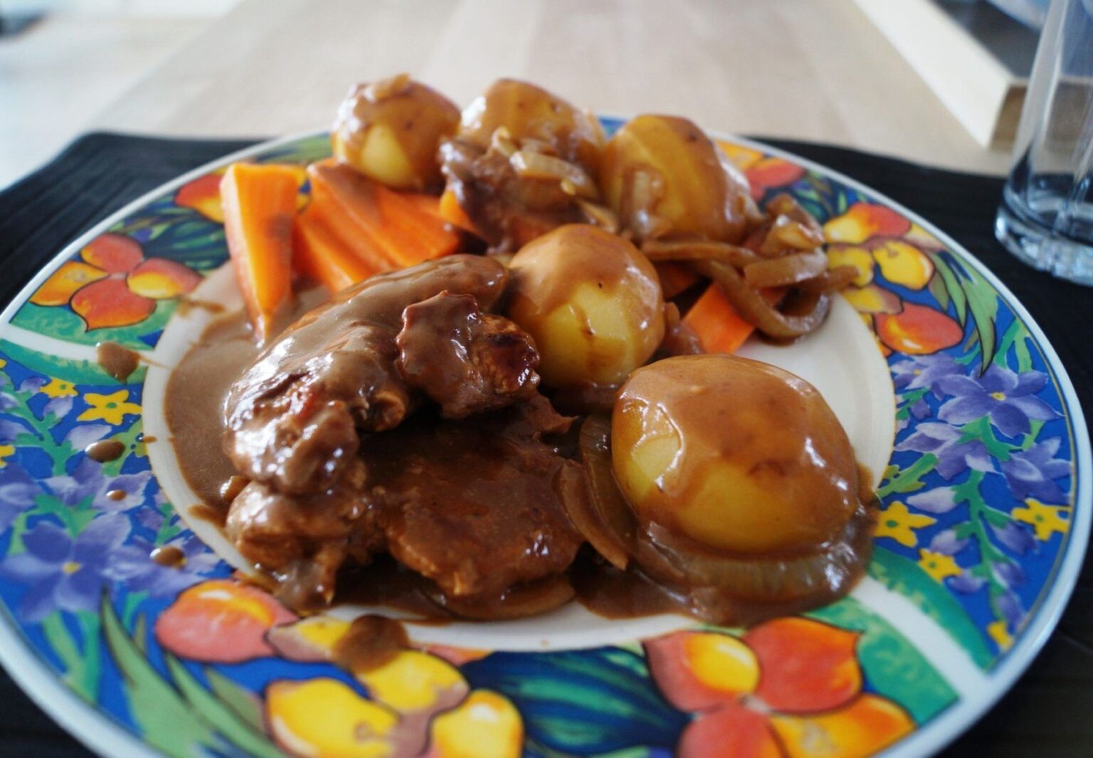 Flæskesteg på rotisseri i gasgrill - Med brun sauce, brunede kartofler ...