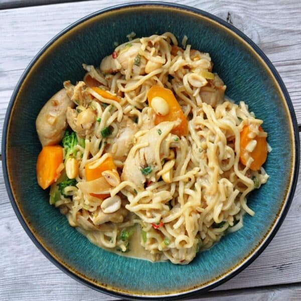 Kylling med nudler og grøntsager i wok - Asiatisk - Min Madopskrift