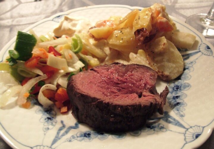 Kalvespidsbryst eller oksespidsbryst og stegt spidskål (Langtidsstegt ...