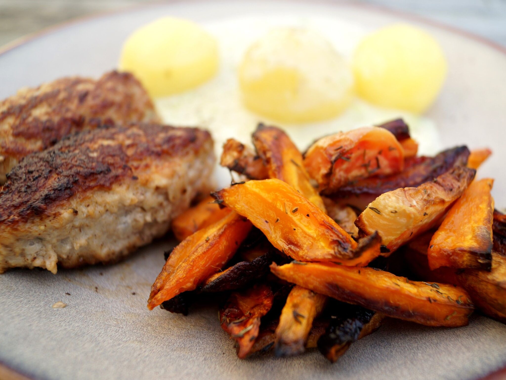 Frikadeller med stuvet spidskål - med kartofler - ovnbagte rodfrugter ...