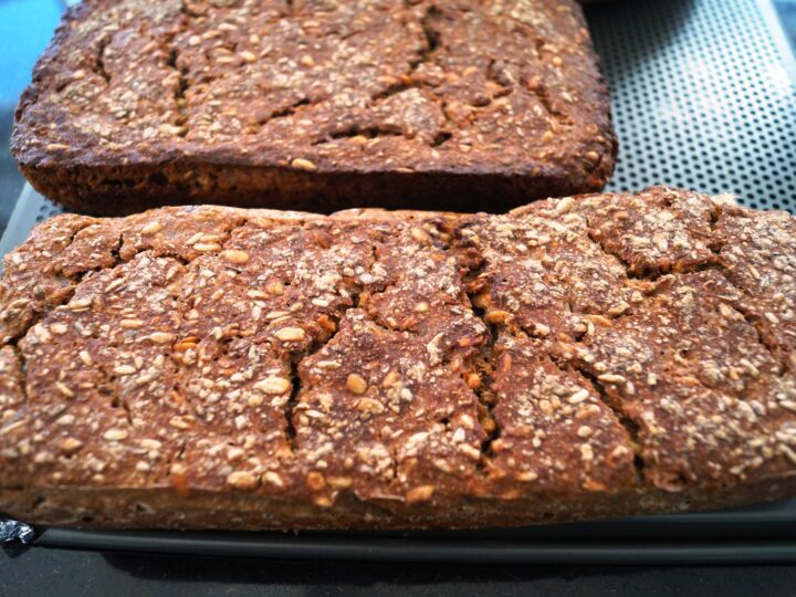 Rugbrød med surdej og kerner - Surdej til rugbrød - Min Madopskrift