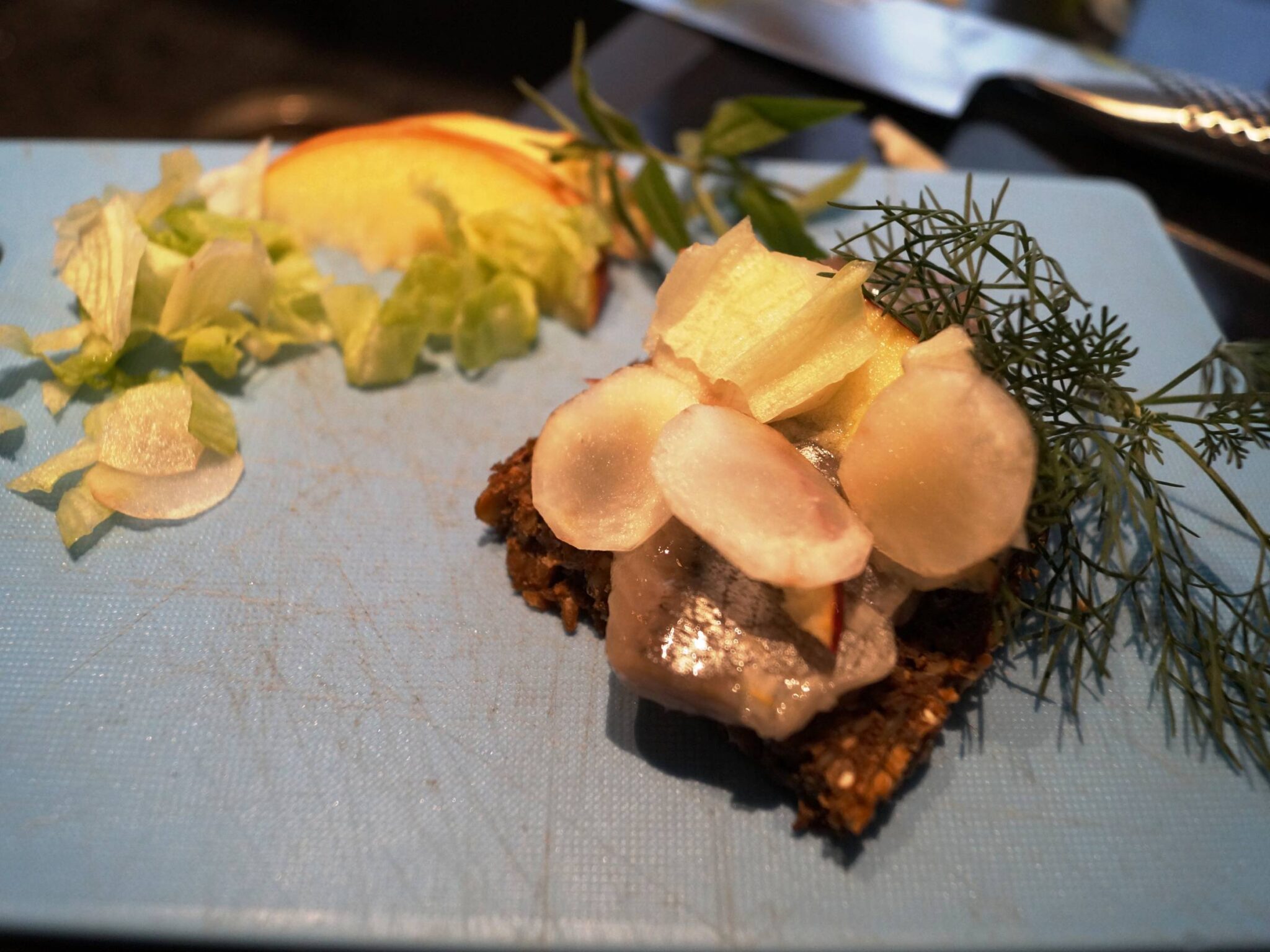 Sild med æble og fennikelsalat - Sildemad med dild - Min Madopskrift