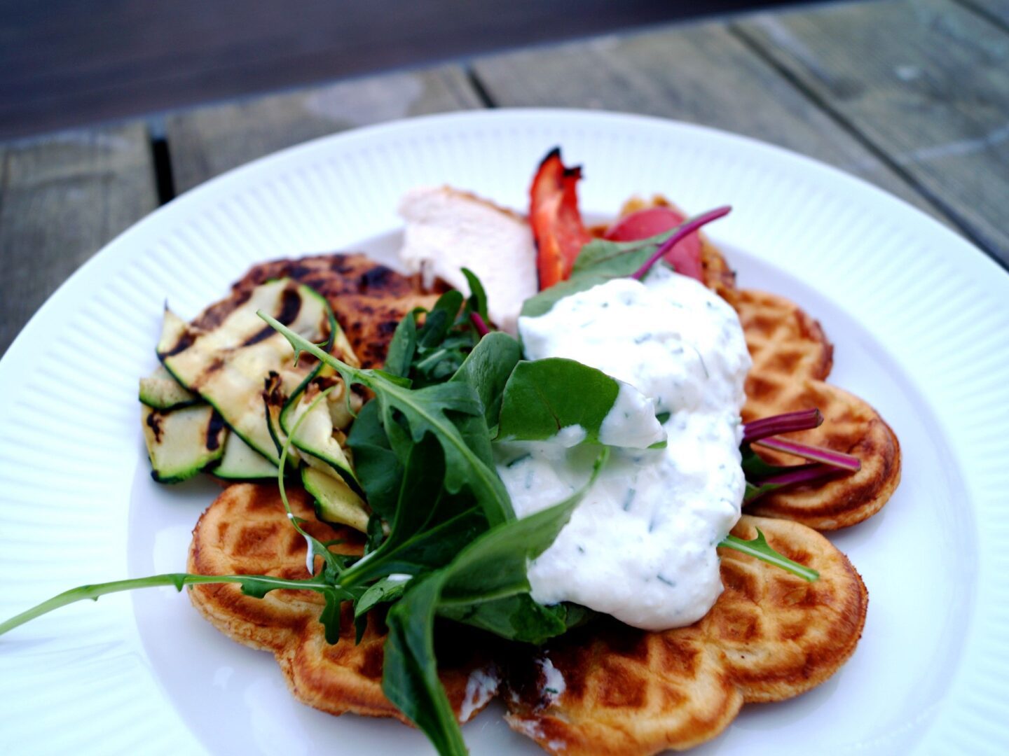 Vaffel med røget laks og rygeost - Serveres som hovedret og snack - Min ...