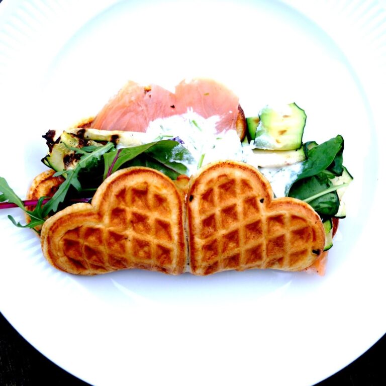 Vaffel med røget laks og rygeost - Serveres som hovedret og snack - Min ...
