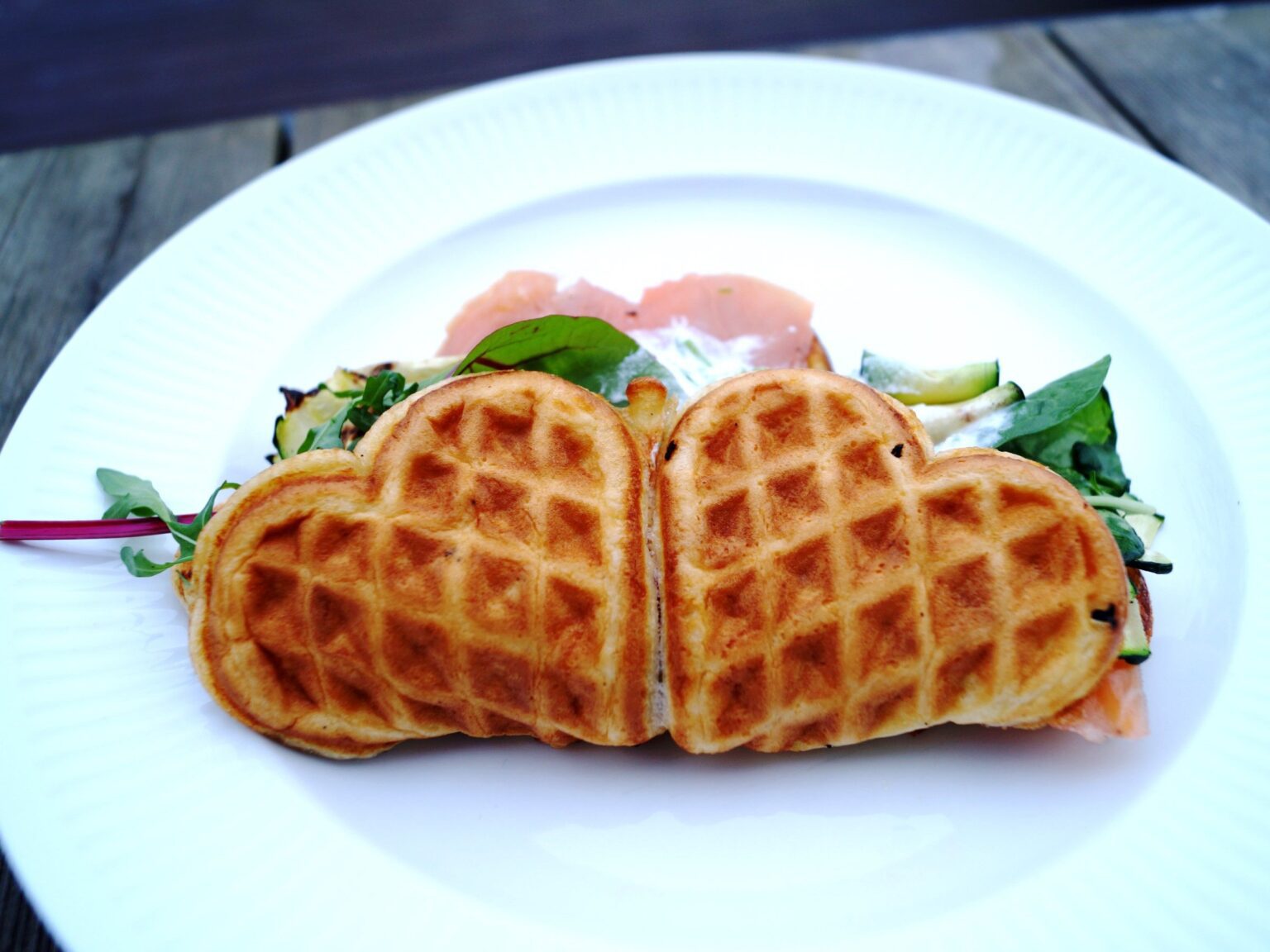 Vaffel med røget laks og rygeost - Serveres som hovedret og snack - Min ...