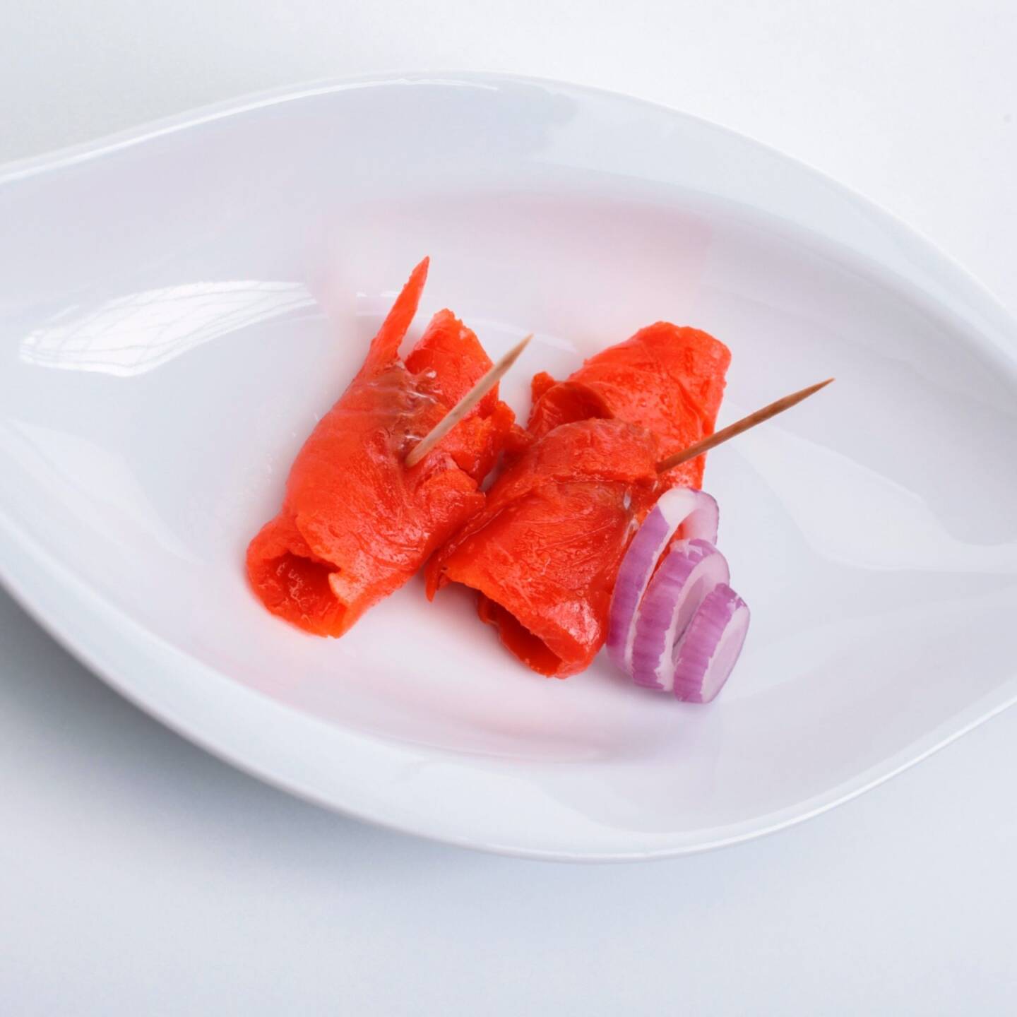 Røget laks med rødløg